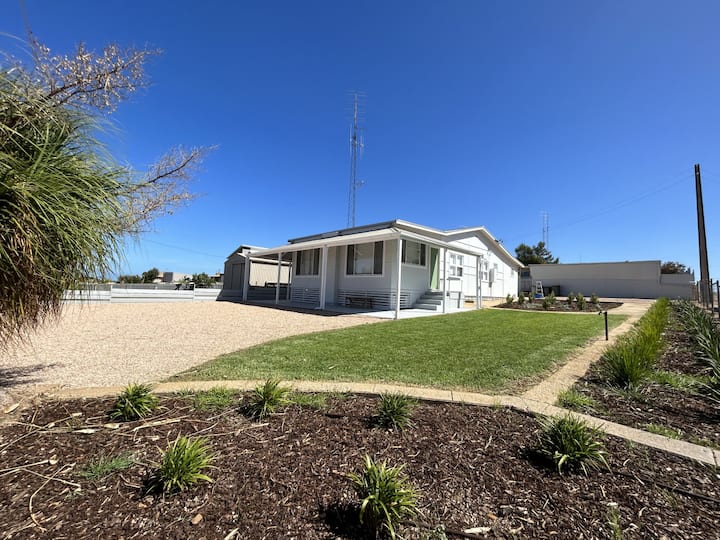 Queens Corner - Coastal Getaway - Moonta Bay - Port Hughes
