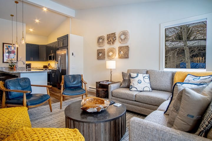 Steps To Free Shuttle: 3-min Ride To Ski & Ketchum - Ketchum, ID