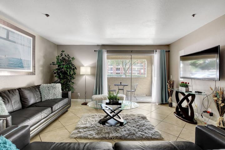 Lux 3br/2ba Condo Near Strip W/pool, Gym, Laundry - Tropicana Las Vegas - a DoubleTree by Hilton Hotel