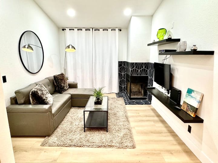 Lux 1br Condo Near Strip W/pool, Gym, And Laundry - Paradise, NV