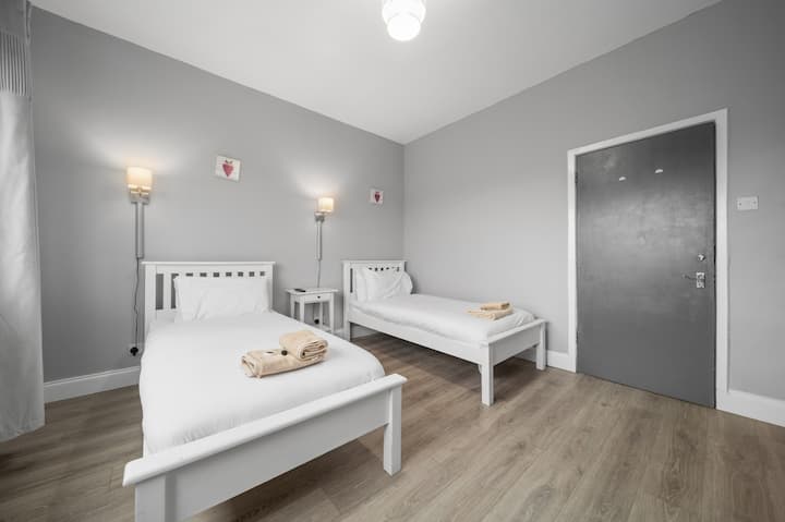 Twin Room With Shared Bathroom At Queensferry - Dunfermline