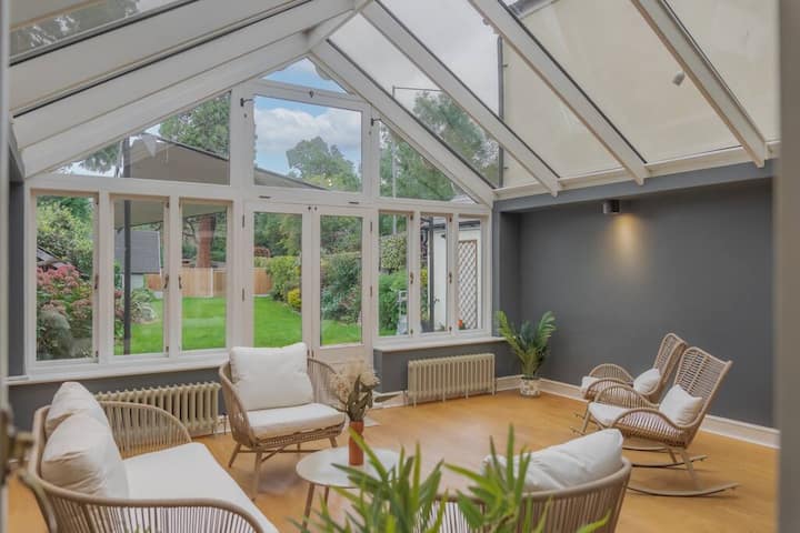 Cosy Family Home In Windsor, Close To Legoland - London Heathrow Airport (LHR)
