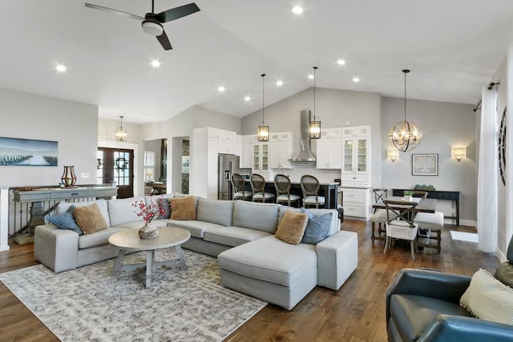 Stunning & Spacious Lookout Lodge |Dream Getaway - Lake Geneva, WI