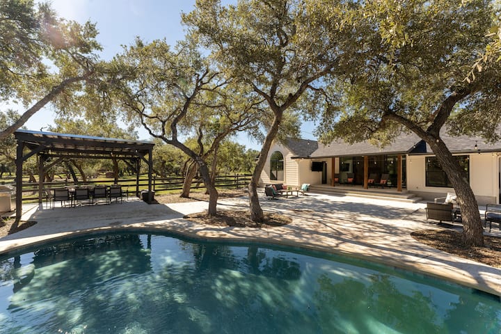 Secluded Hill Country Luxe: Vibes, Pool, Best Spot - ドリッピング・スプリングス, TX