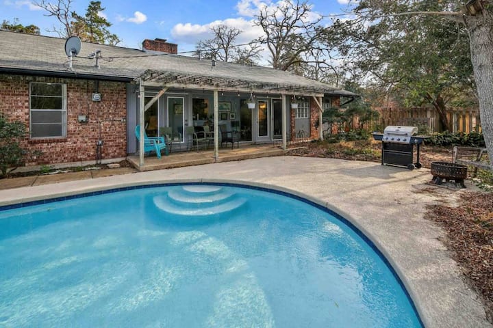 Poolside Paradise - College Station, TX