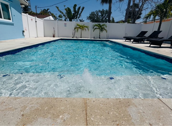Come Live By The Beach With Pool! - Indian Rocks Beach, FL