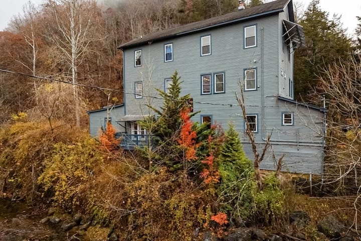 Dog-friendly, Riverfront 10br W/ Games Galore - Monterey, VA