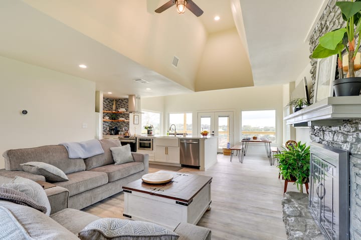 Serene Burnet Getaway W/ Buchanan Lake Views! - Lake Buchanan, TX