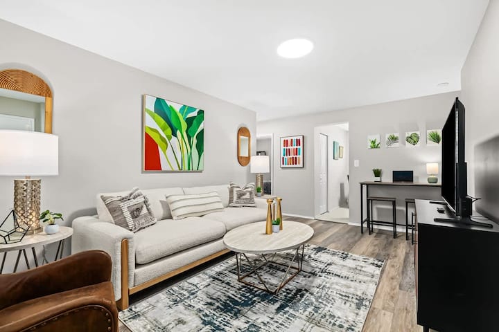 Modern 2br Apt | Near Ferndale & Ro + Parking - Warren, MI