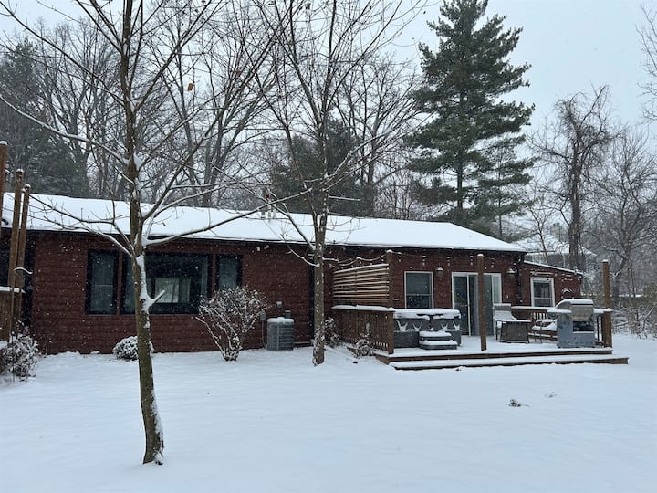 Relaxing Hot Tub, Cozy Movie Night With Popcorn - Big Rock, IL