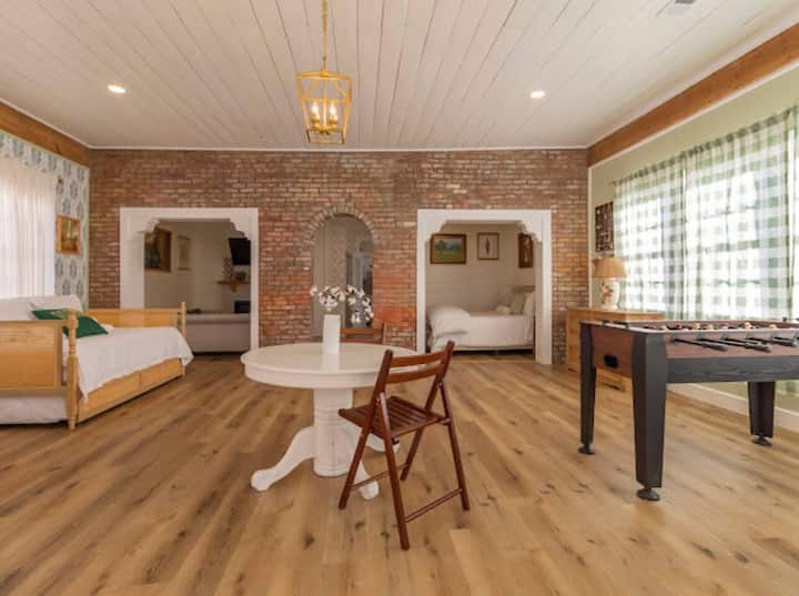 Luxe Crystal Mining Basecamp • The Rockhound Inn - Arkansas