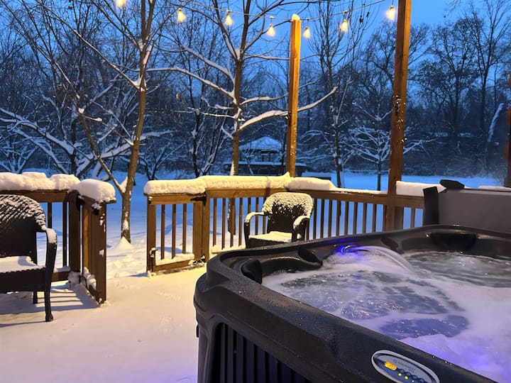 Relaxing Retreat: Hot Tub, Movie Night & Popcorn - Big Rock, IL