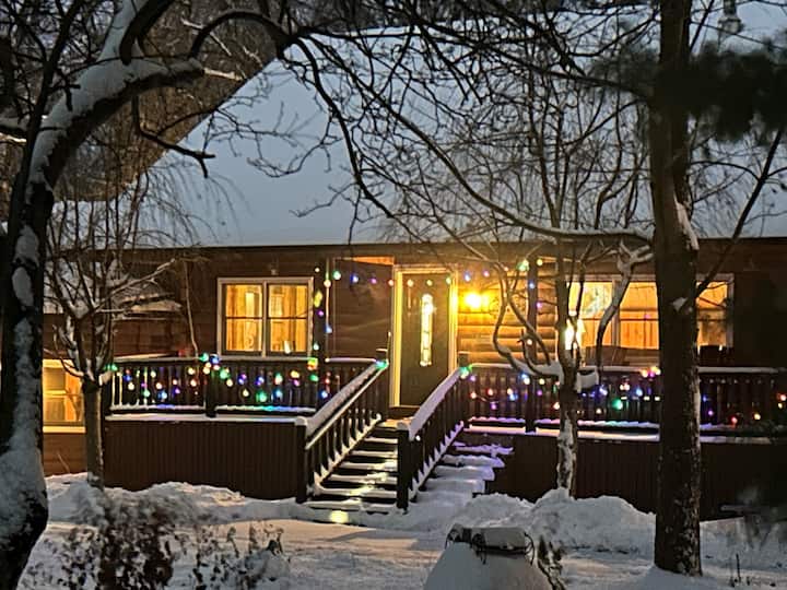 Relaxing Retreat: Hot Tub, Movie Night & Popcorn - Oswego, IL