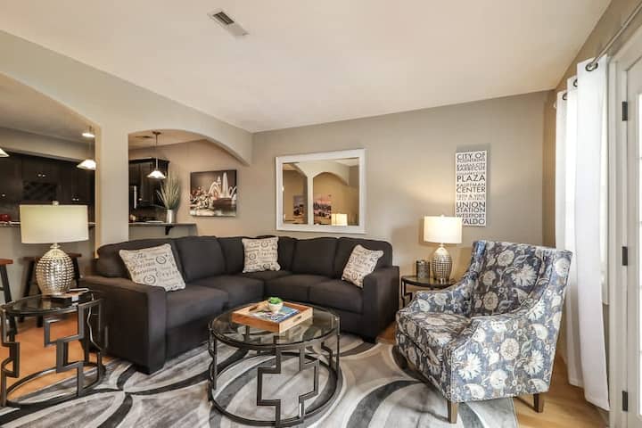 Large Plaza 2br/2bth - Kansas City, MO