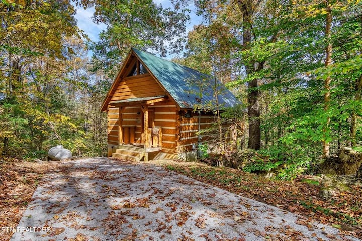 Hot Tub/secluded/couples Only/king Bed/knotty Pine - Townsend, TN