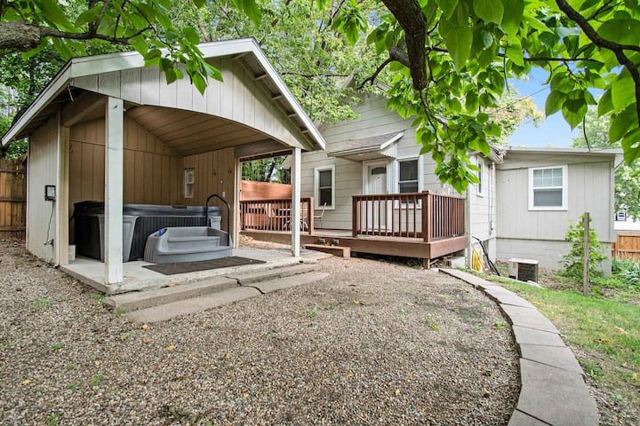 Midtown Spot! Lovely Fenced Backyard & Hot Tub! - 오마하