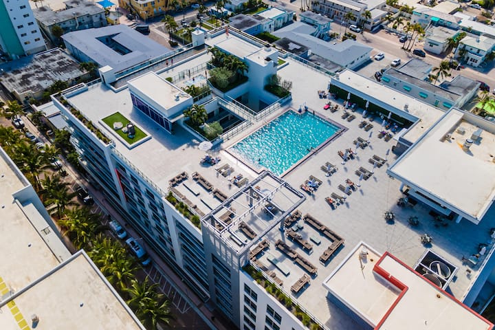 Beachfront Condo With Rooftop Pool! - ハリウッド, FL