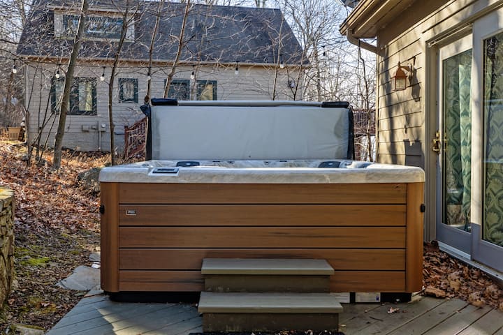 Wintergreen Getaway | Hot Tub, Fireplace & Grill - Wintergreen Resort, VA