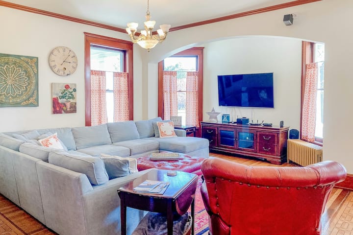 7br Historical Home With Ping-pong, Dogs Ok - Manistee, MI