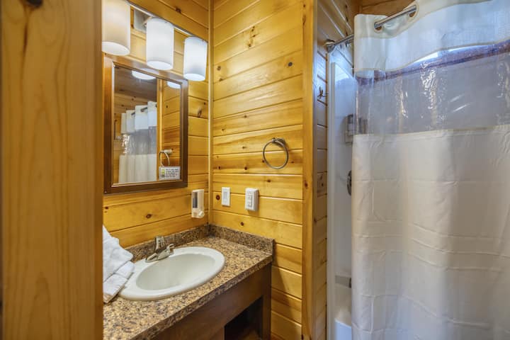 Cabin 3 - Scottdale, PA