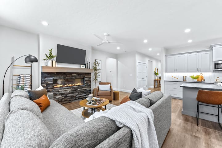 Newly Built Home With Hot Tub! - Donnelly, ID