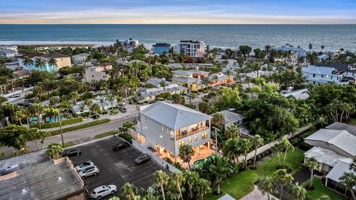 Luxe Lagoon Luxury Siesta Key Beach Home With Pool - Siesta Key, FL