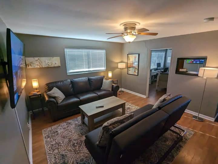 Sleeps 17, 4 Baths, Two Kitchens, Outdoor Living - Knoxville, TN