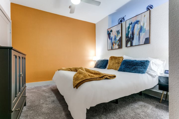 Riverwalk Oasis: Downtown Views + Free Parking - San Antonio, TX