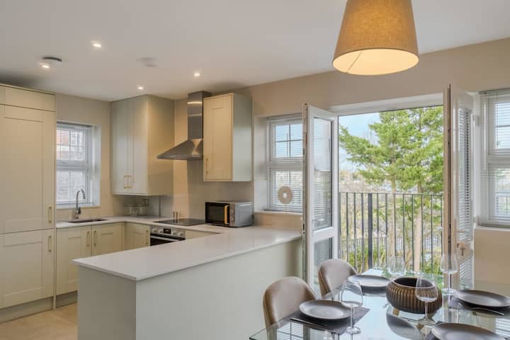 Stylish Windsor Getaway W/ Balcony - Free Parking - Maidenhead