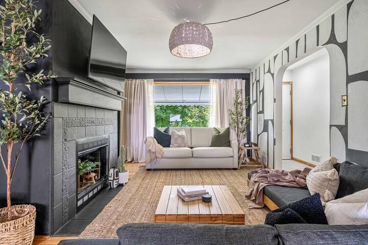 The Maverick | Family Friendly | Sleeps 16 + Guest - Red Deer