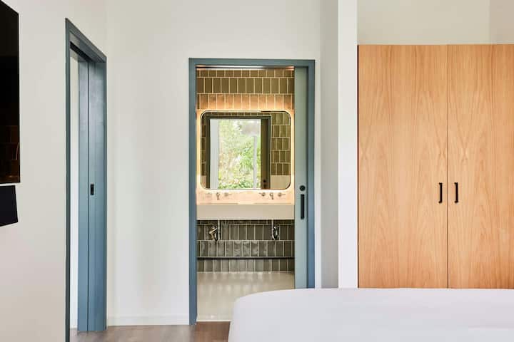 Oversized Windows And Arts District Views - Miami