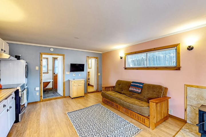 Dog-friendly Eco Home With Great Yard, Near Beach - Glass Beach, CA