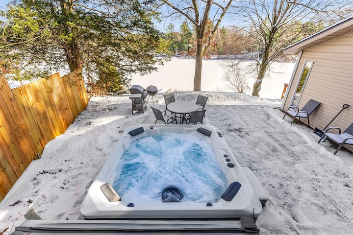 Cottage On Little Blue Lake With Hot Tub! - Greenville, MI