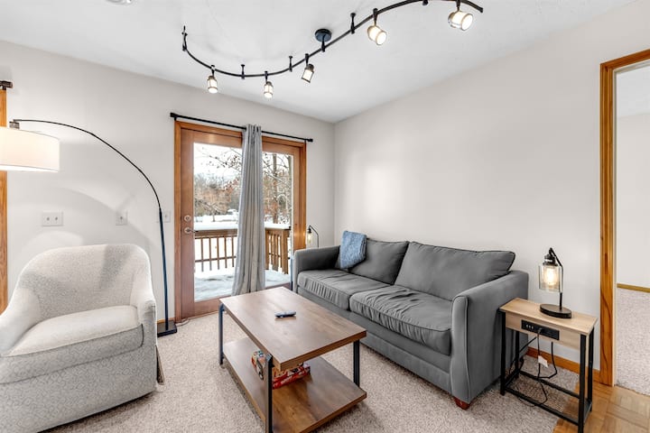 Little Blue Lake Front Cottage + Hot Tub - Greenville, MI