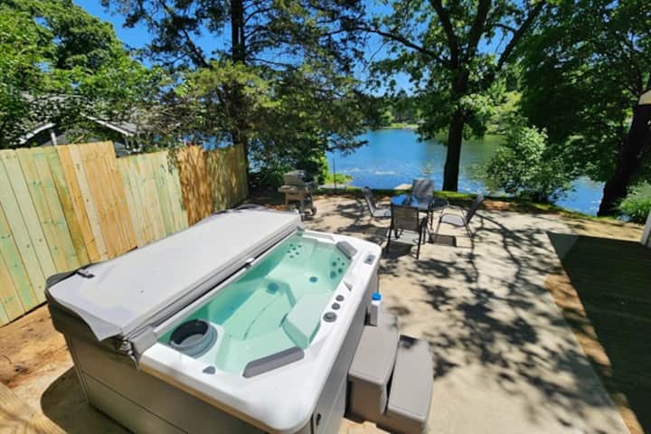 Cottage On Little Blue Lake With Hot Tub! - Greenville, MI