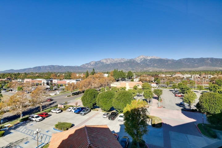 Penthouse Apartment W/ City View - Rancho Cucamonga, CA