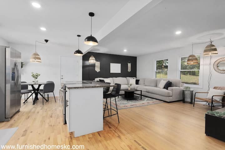 Sunny Modern Home| King Bed |Close Highway Access - Overland Park, KS