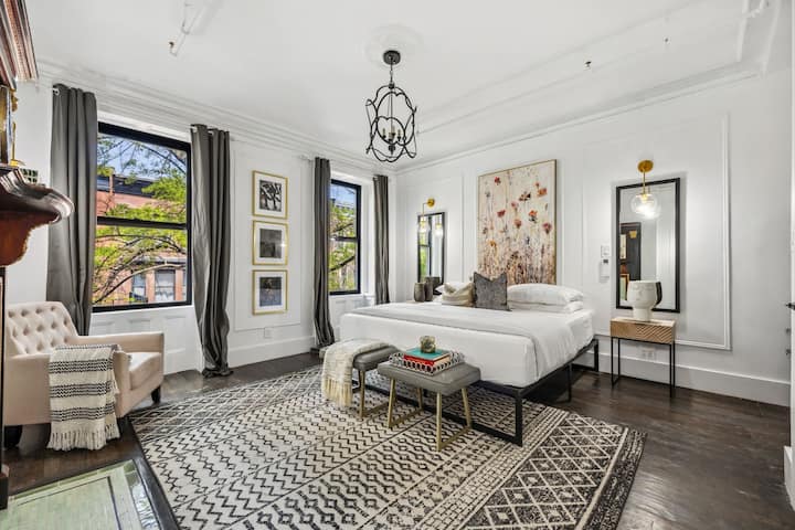 Stylish Group Retreat –Sleeps 16 - New York City