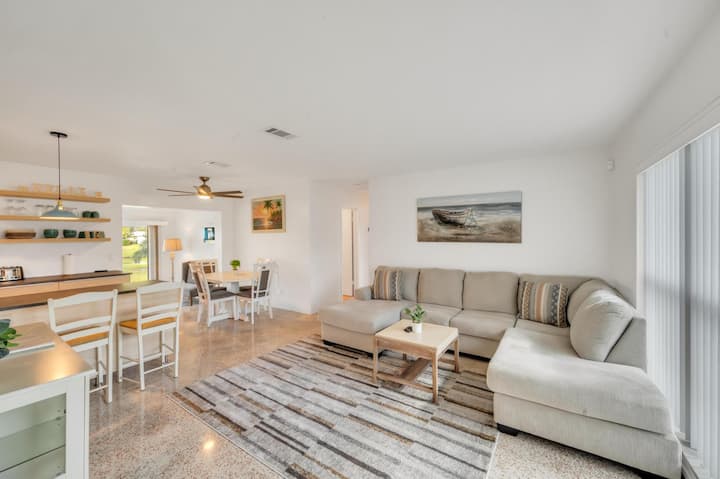 The Coastal Comfort Haven: 10 Mins To Beach - Port St. Lucie, FL