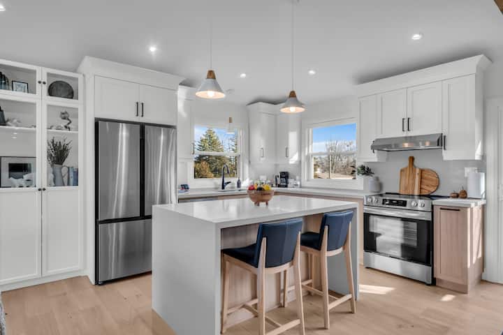 The Maple Tree Airbnb: Luxury Family Home - Burlington