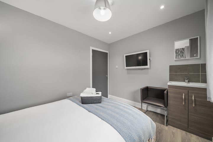 Double Room With Shared Bathroom At Queensferry - Dunfermline