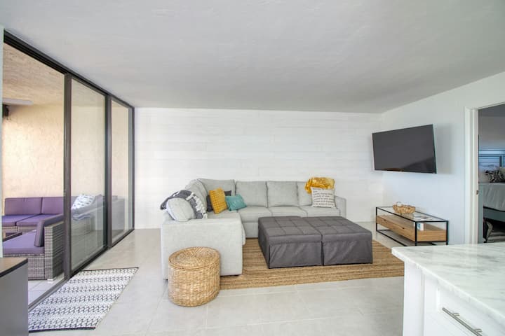 Oceanfront Condo W/ Pool, Hot Tub, & Balcony - Marco Island, FL