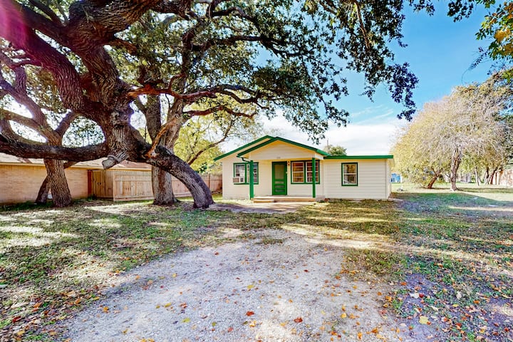 3br Classic, Single-level Home With Large Yard - Aransas Pass, TX