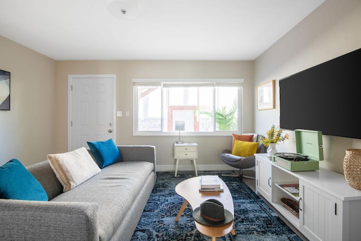 Sleeps 21 | 7 Apartments | Walk To La Jolla Cove - San Diego, CA