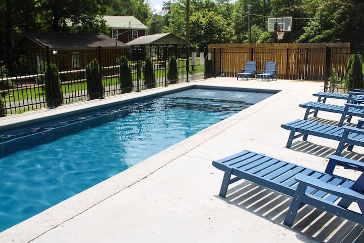 *Stunning 8br Mountain Lodge! Huge Yard + Pets Ok! - Gatlinburg, TN