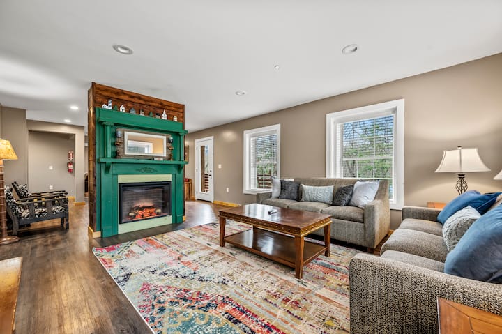 *Stunning 8br Mountain Lodge! Huge Yard + Pets Ok! - Gatlinburg, TN