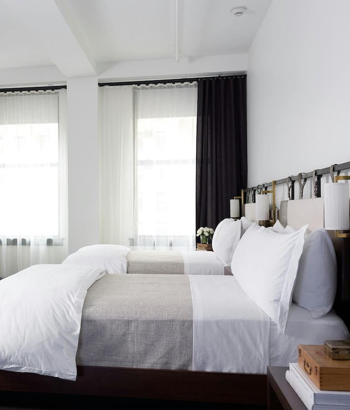 12ft Ceilings And Dark Wood Floors - Manhattan, NY