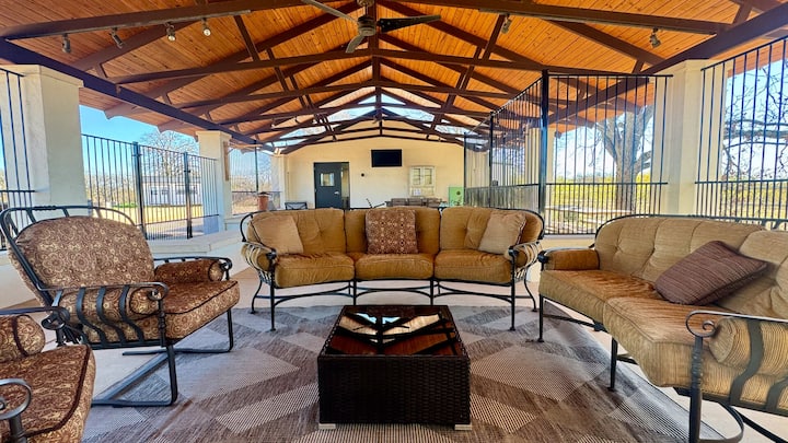 Opal's Retreat | Pet-friendly | 1 Mile To Airport - Fredericksburg, TX