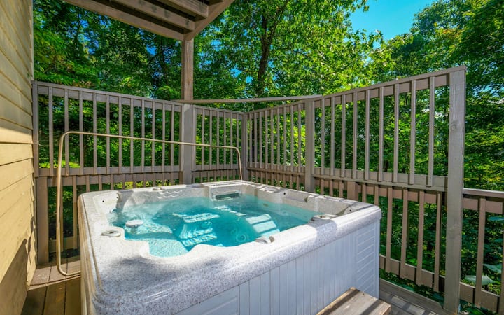 Coppertop View - Wood-burning Fireplace + Hot Tub! - Gatlinburg, TN