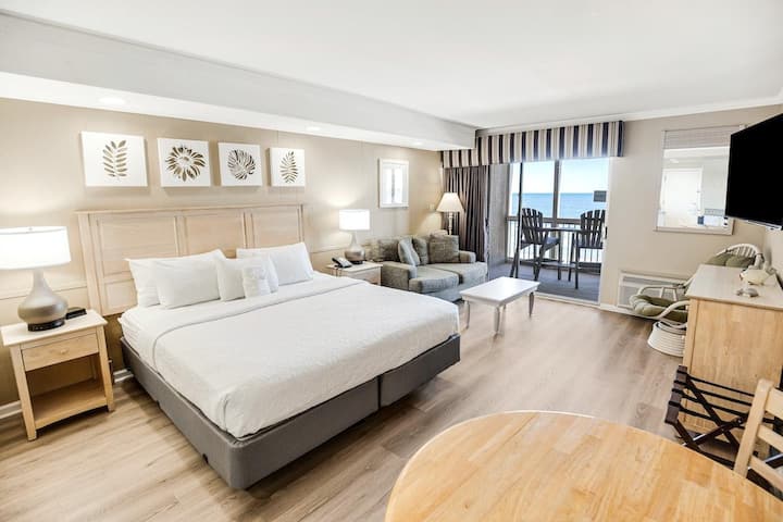 Beyond Charming Oceanfront Studio With King Bed - Pawleys Island, SC